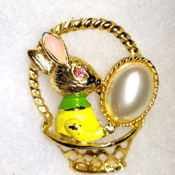 Vintage | Jewelry | Very Old Vintage Avon Bunny In A Basket Holding An ...